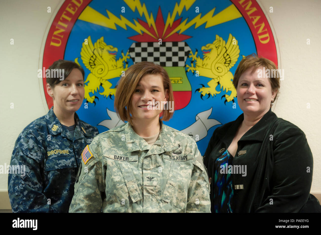 Le colonel de l'Armée Américaine Kristin Baker, Centre, Centre des ...