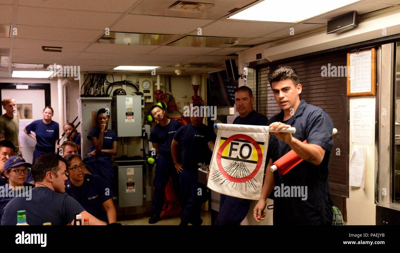 Maître de 2e classe Mark Rivas, un technicien de machines à bord de la ...