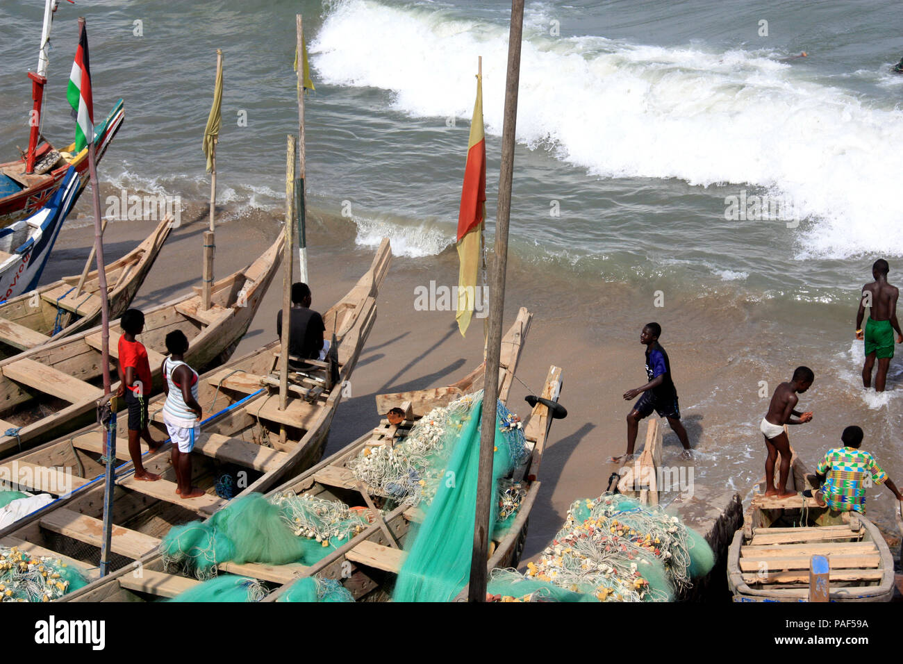 Pêcheurs africains avec des pirogues Banque de photographies et d ...