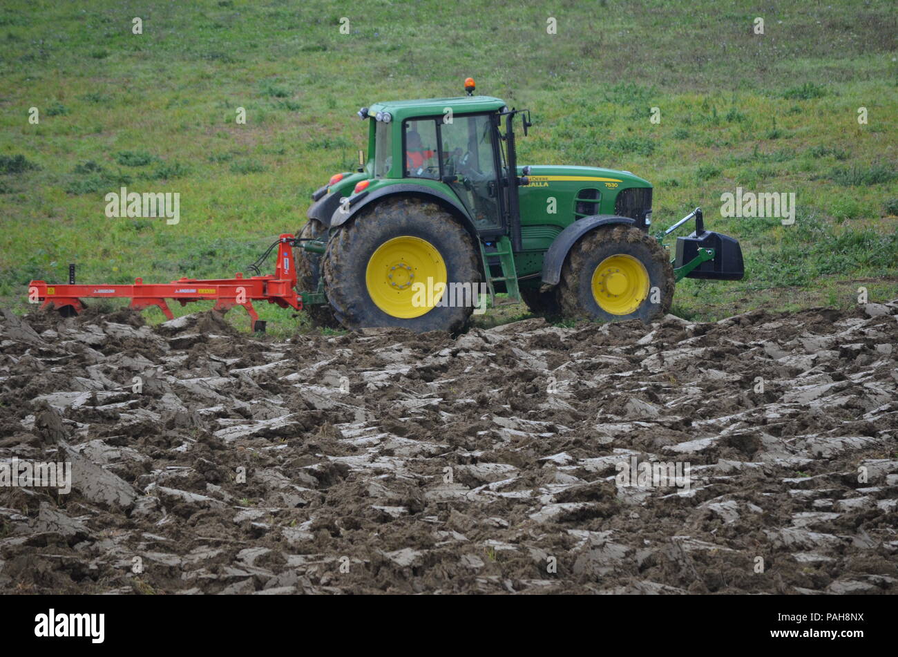 Le tracteur laboure Photo Stock - Alamy