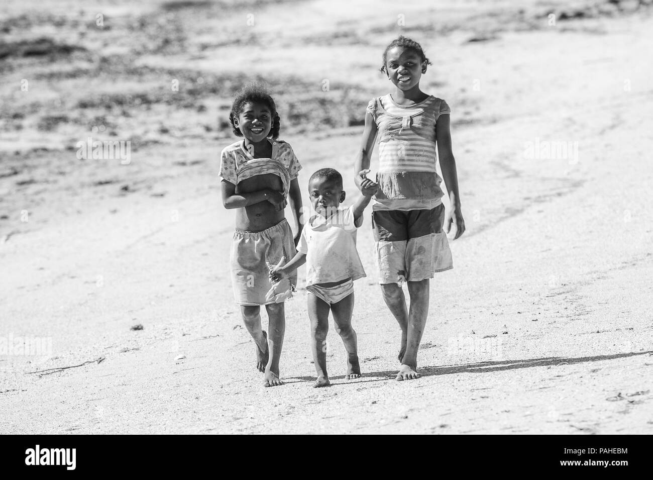 Jeunes filles malgaches Banque d'images noir et blanc - Alamy
