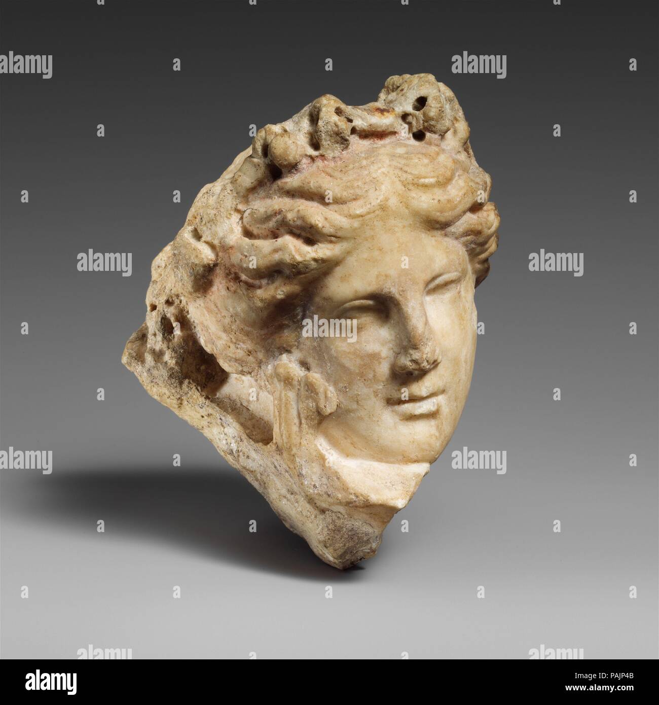 En tête d'une jeune femme, peut-être une muse. Culture : le grec ...