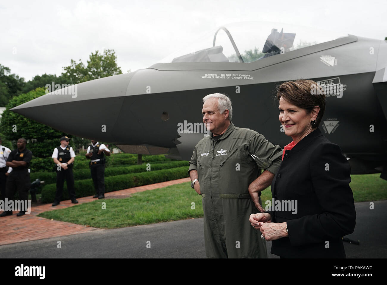 Lockheed martin chief test pilot alan norman Banque de photographies et ...