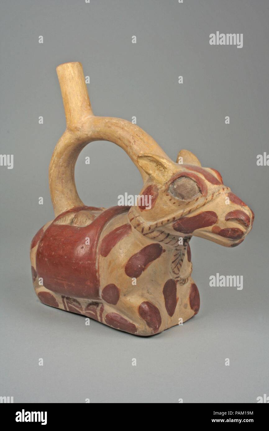 Bouteille de lama. Culture : moche. Dimensions : H. 8 1/2 x 4 3/8 in. W ...