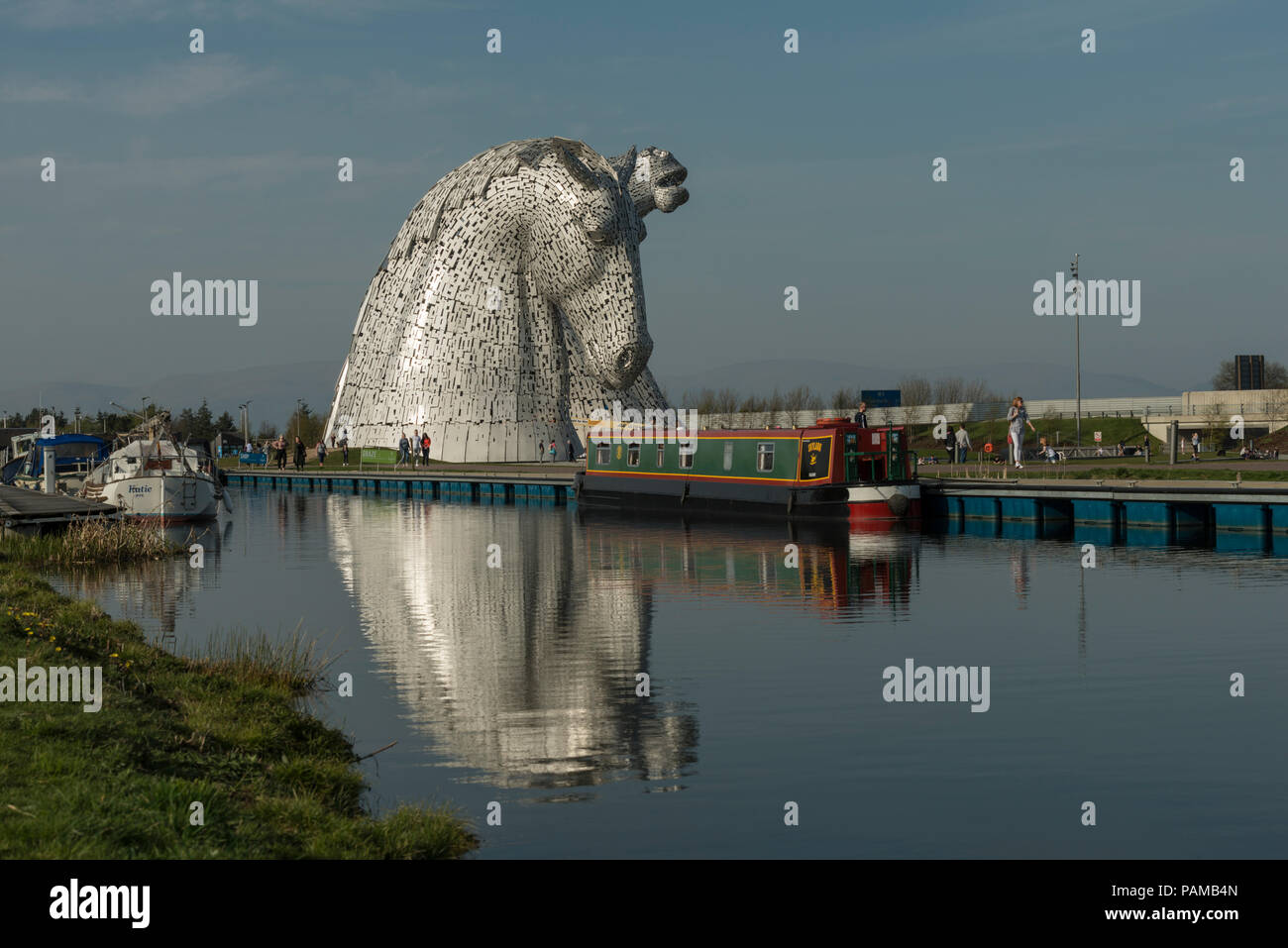 L'emblématique Kelpies sculpture par Andy Scott forme une passerelle à ...