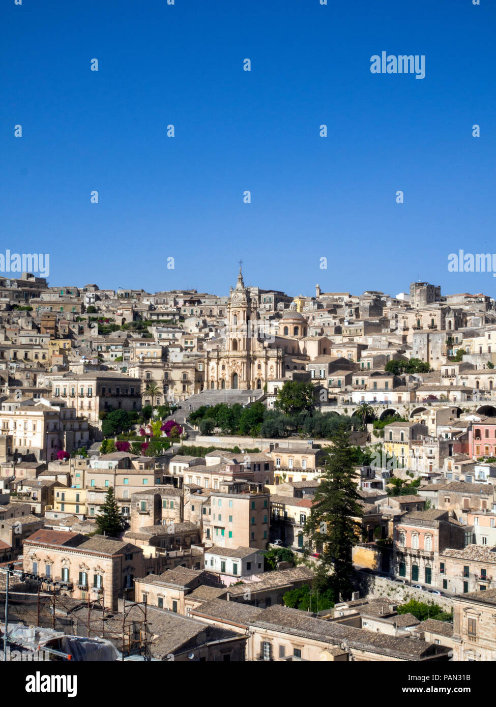 Une vue de la cathédrale St George et la ville médiévale de Modica, une ...