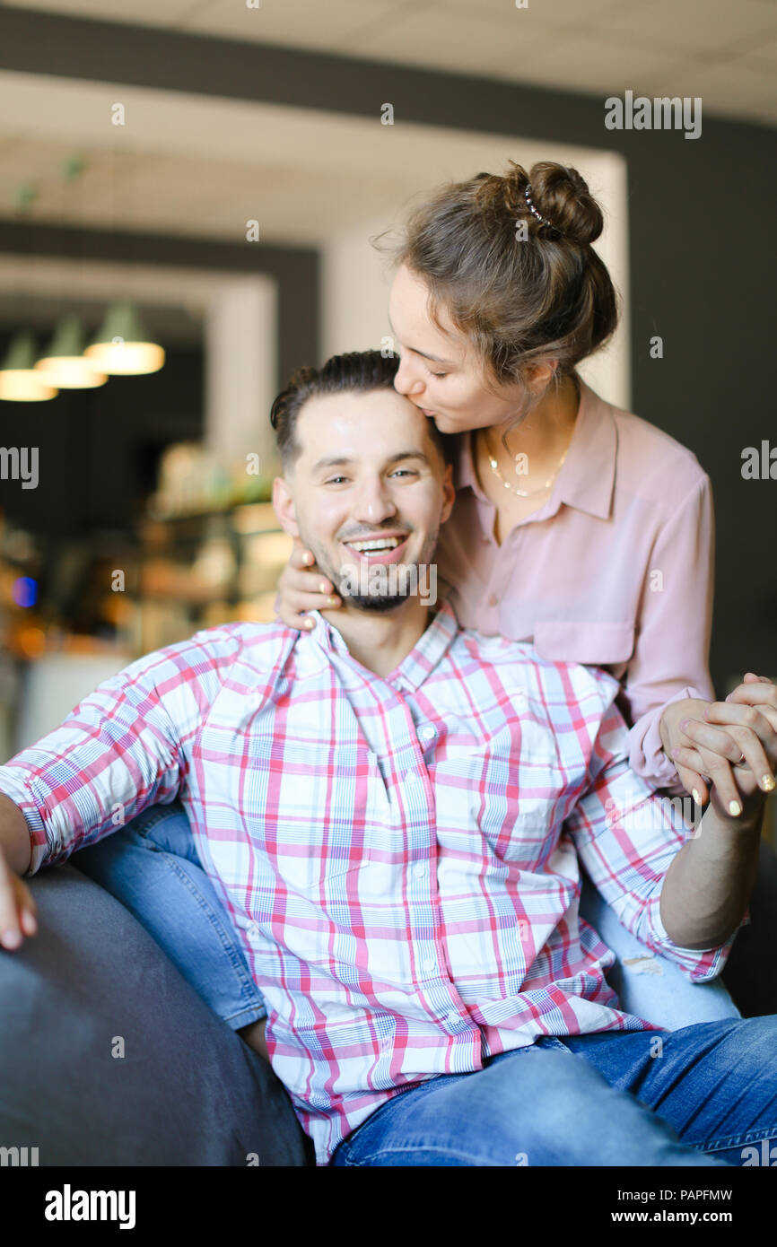 Jeune Belle épouse Mari Baiser à La Maison Photo Stock Alamy