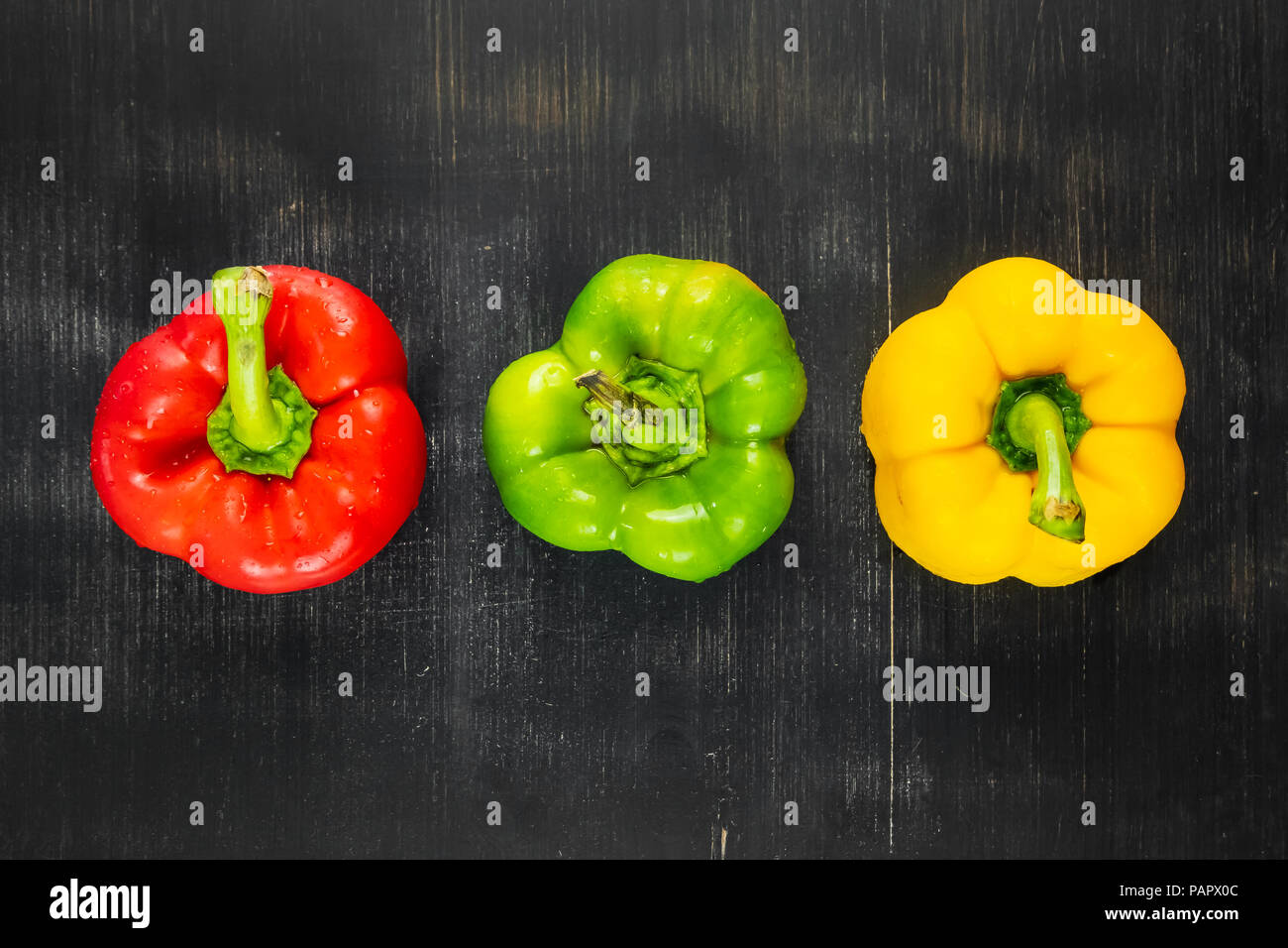 Poivrons Rouges Sur Fond Noir Banque d'image et photos - Alamy