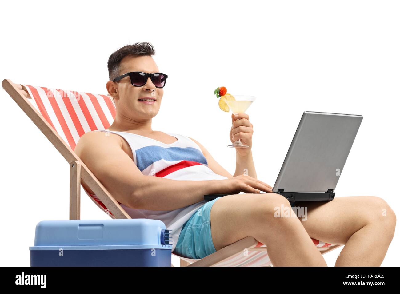 Man sitting in beach chair with laptop Banque de photographies et d ...