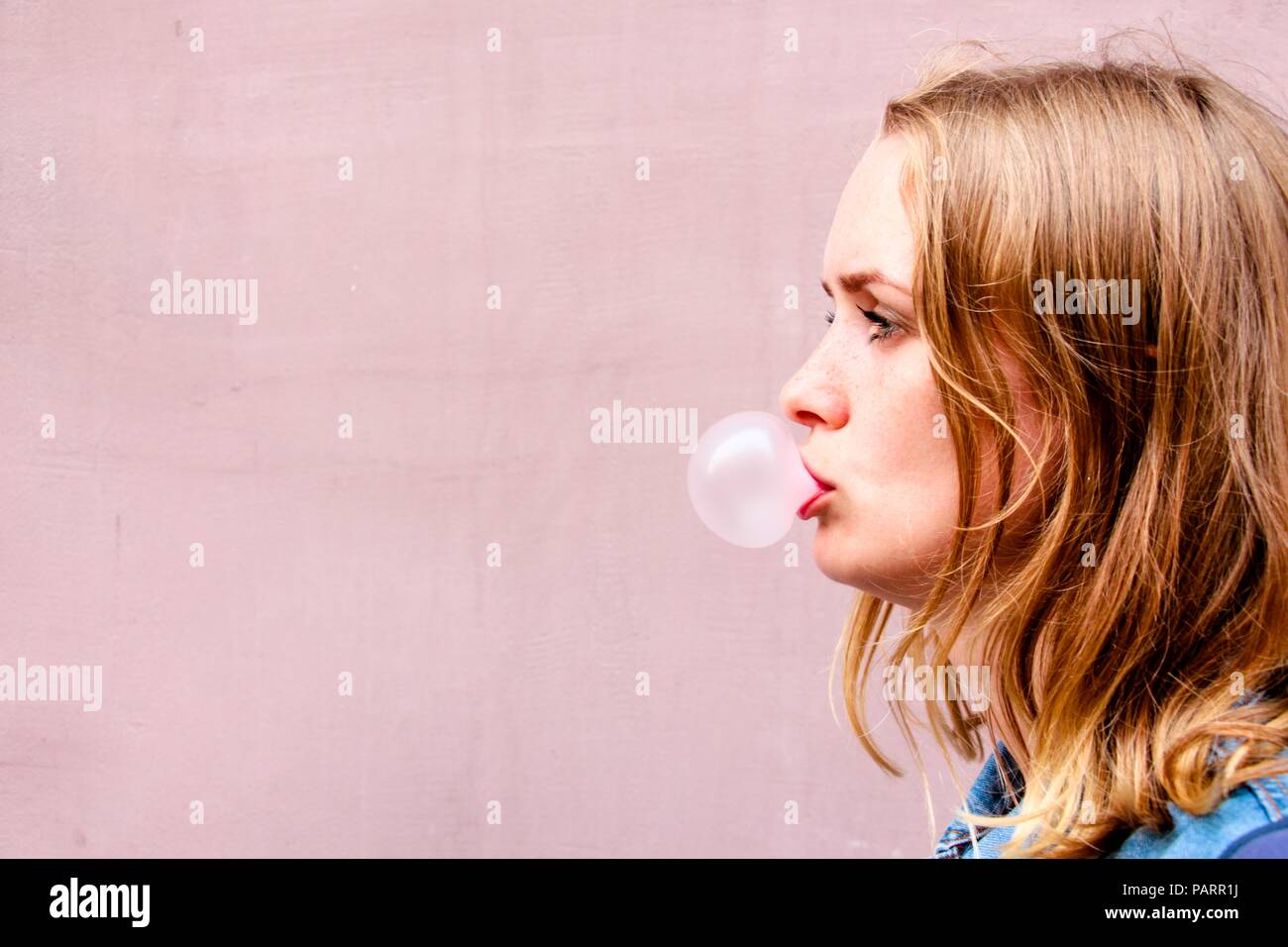 Chewing gum sur fond blanc Banque de photographies et d’images à haute ...