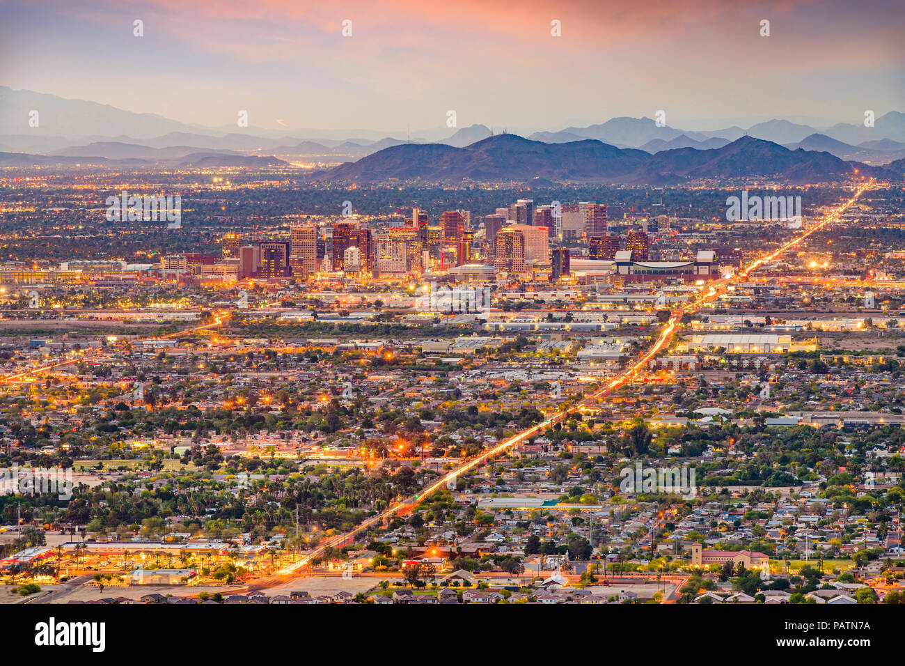 Phoenix, Arizona, USA Centre-ville paysage urbain au crépuscule Photo ...