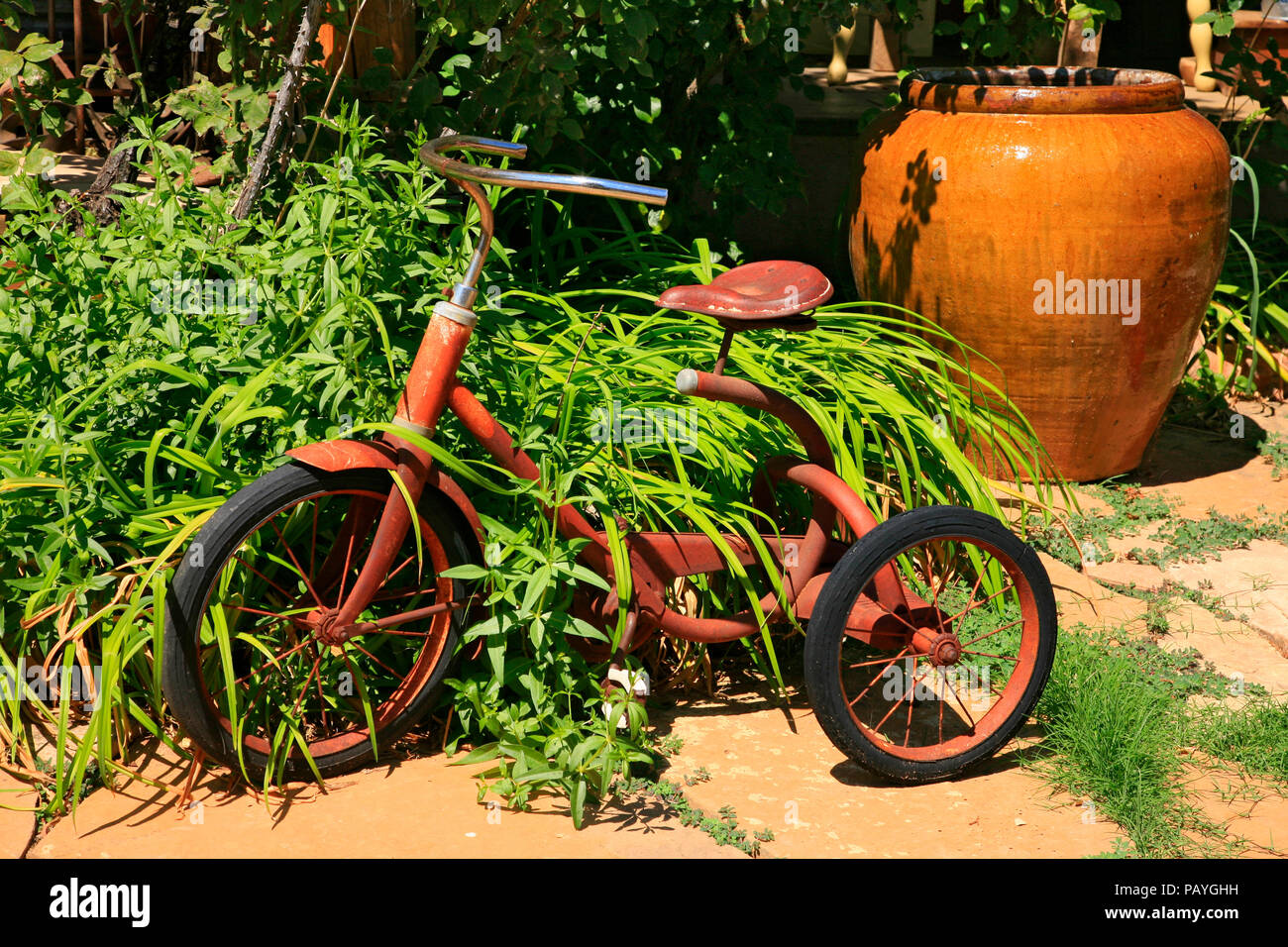 Rusty old tricycle Banque de photographies et d’images à haute ...