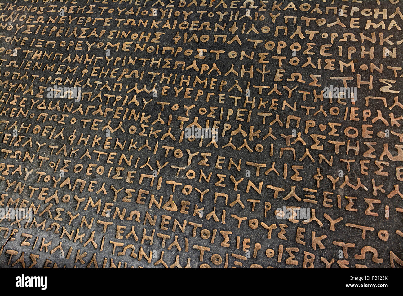 La reproduction de la pierre de Rosette déchiffrés par Champollion ...