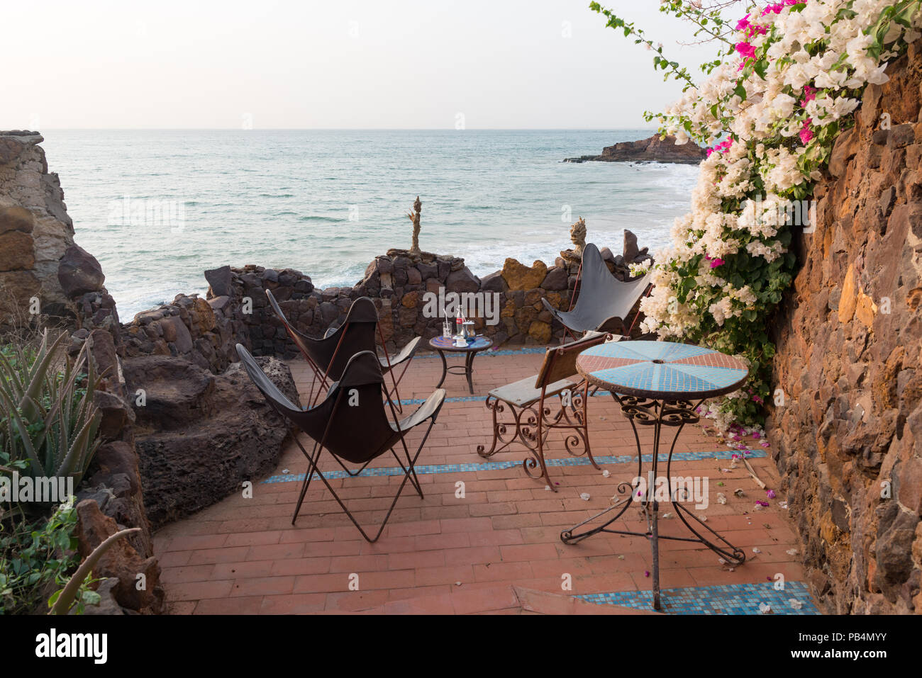 Détails architecturaux à Sobo Bade à Toubab Dialoa au Sénégal, en ...