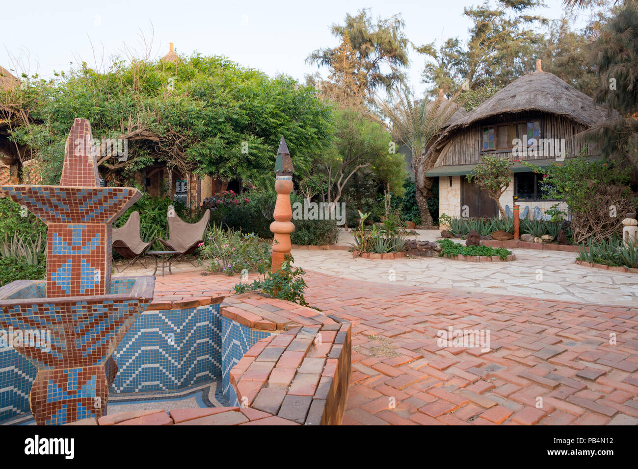 Détails architecturaux à Sobo Bade à Toubab Dialoa au Sénégal, en ...