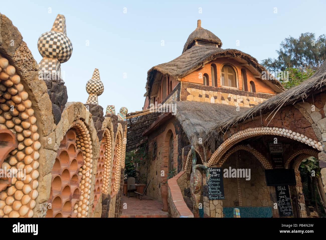 Détails architecturaux à Sobo Bade à Toubab Dialoa au Sénégal, en ...