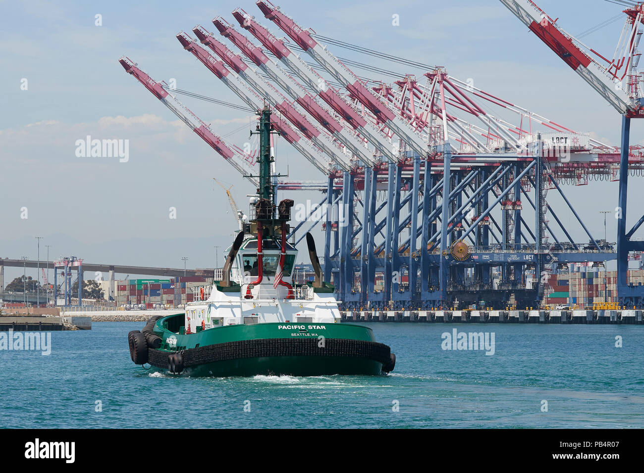 FOSS MARITIME Remorqueur, PACIFIC STAR dans le terminal à conteneurs de ...