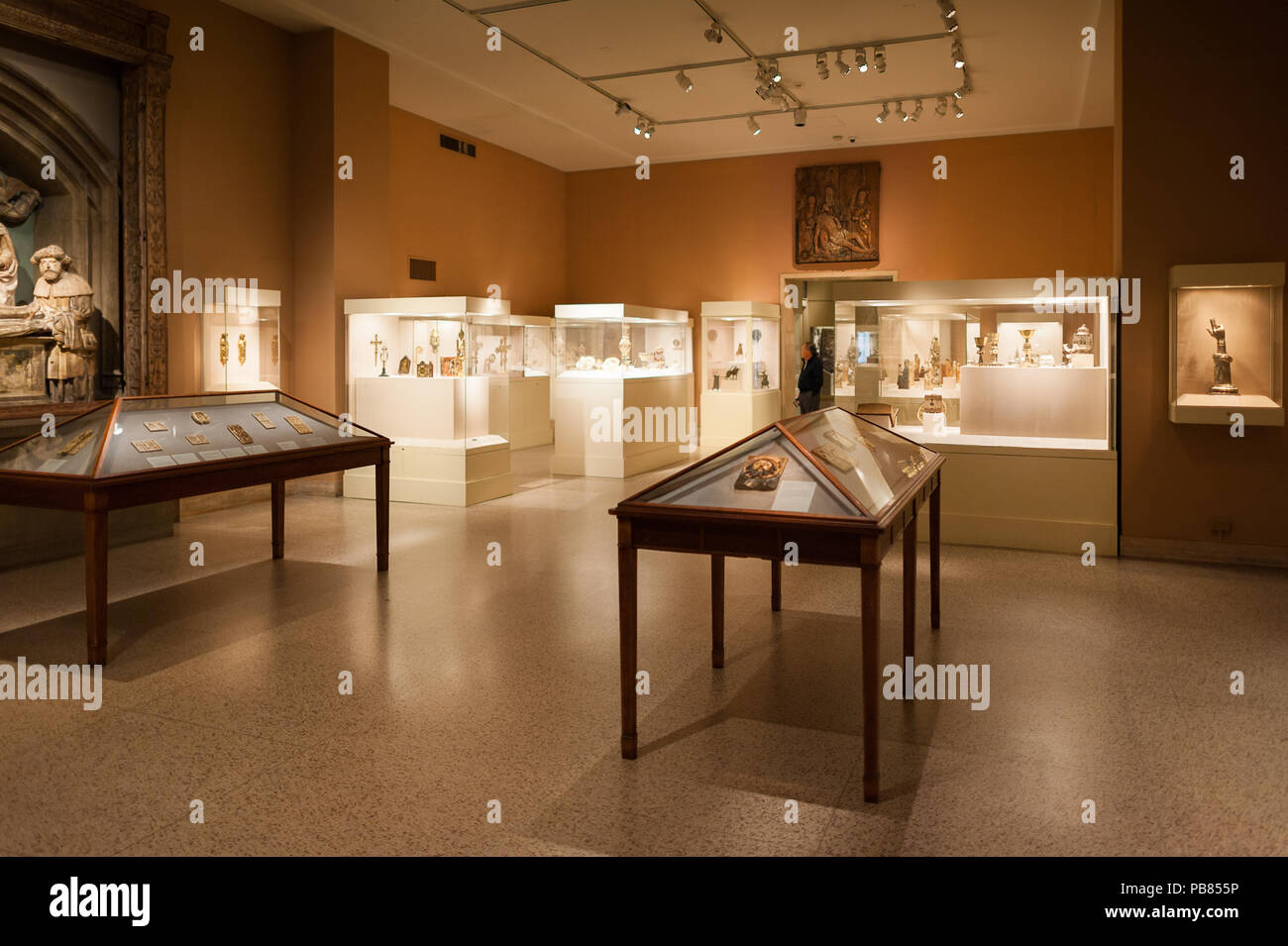 NEW YORK, USA - 25 SEP 2015 : Intérieur du Metropolitan Museum of Art ...