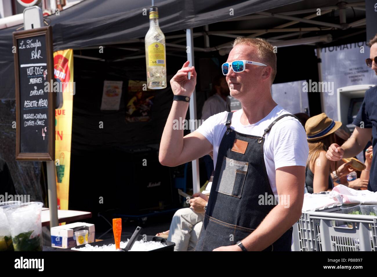 Mixologist : un mixiologist attire l'entreprise à un bar en travaillant ...