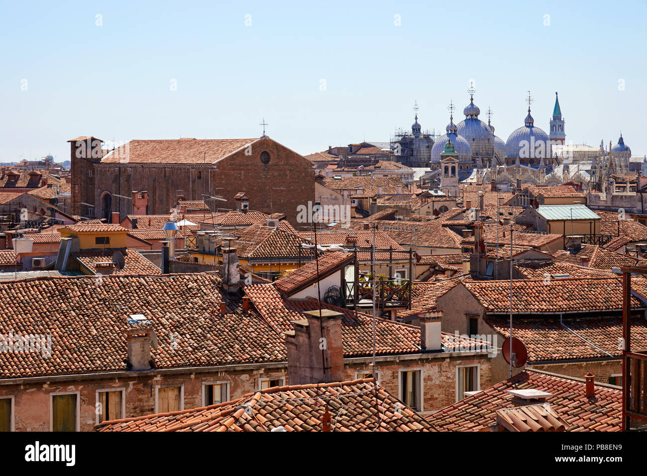 Les toits de Venise, les briques des bâtiments et la basilique Saint ...