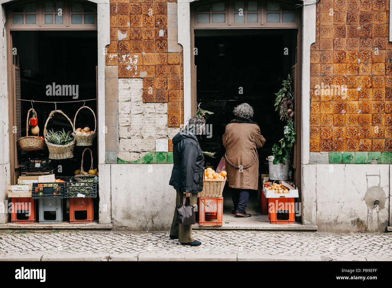 Poor Street Portugal Banque d'image et photos - Alamy