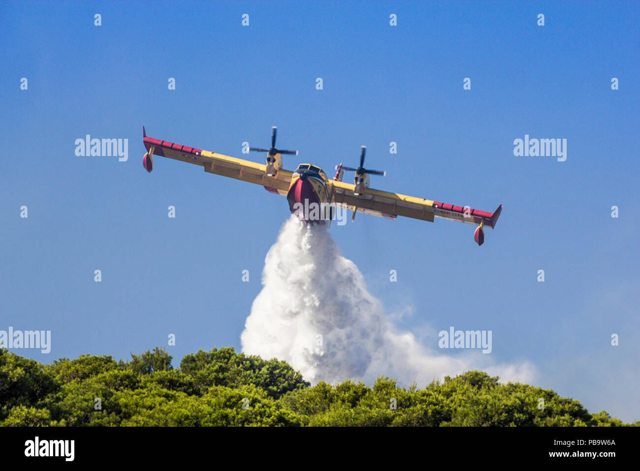 Avion en feu Banque de photographies et d’images à haute résolution - Alamy