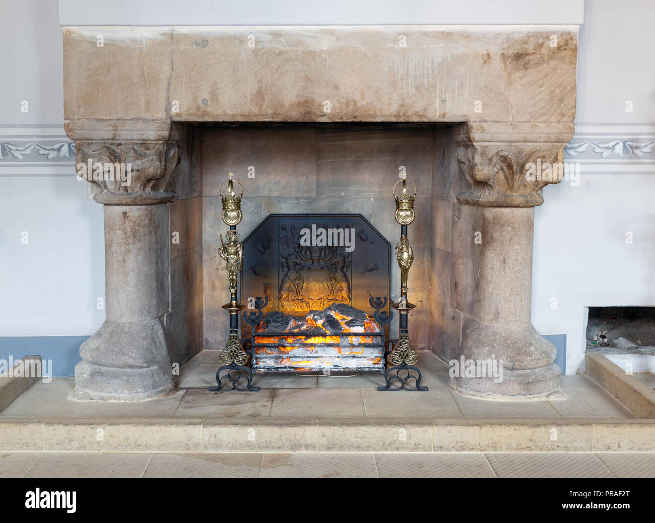 La salle médiévale du château de Stirling, avec foyer et cheminée en ...