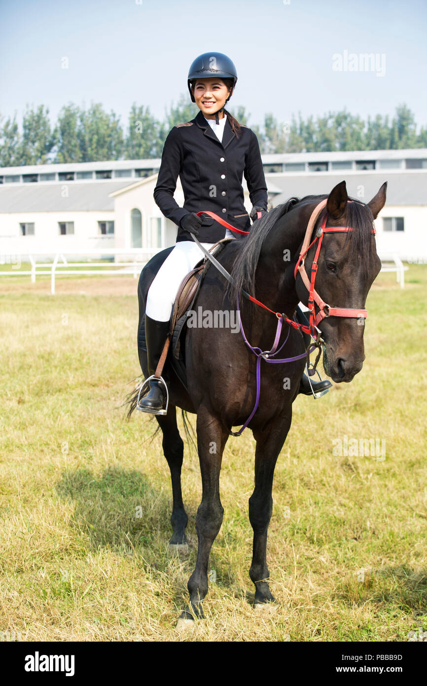 Chinese young woman riding horse Banque de photographies et d’images à ...