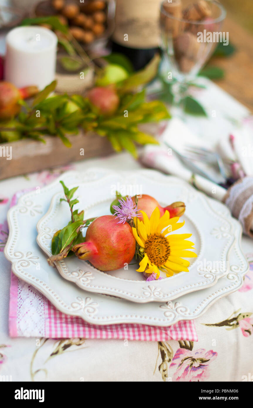 Dîner romantique dans le jardin d'automne, une table pour prendre un ...