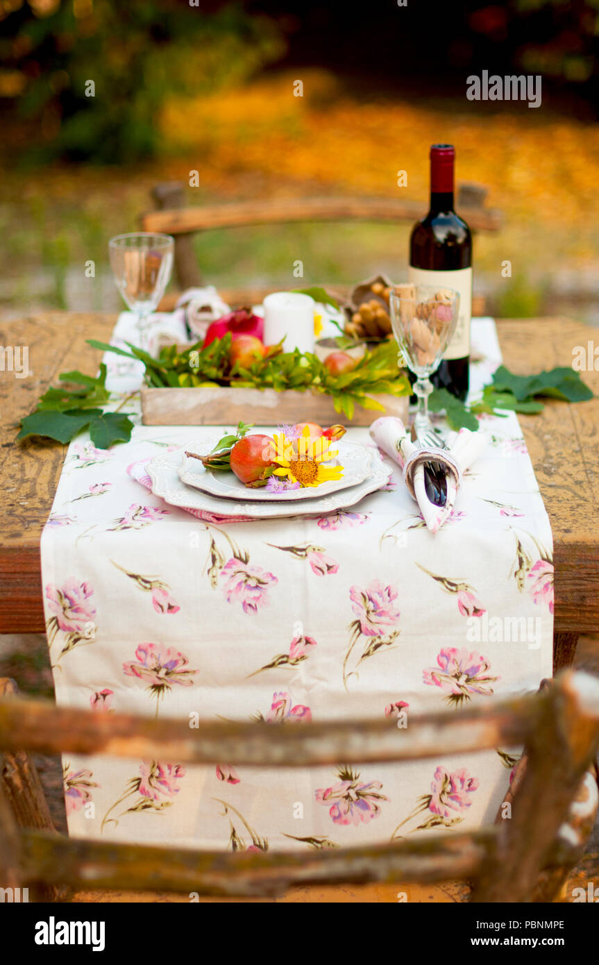 Dîner romantique dans le jardin d'automne, une table pour prendre un ...