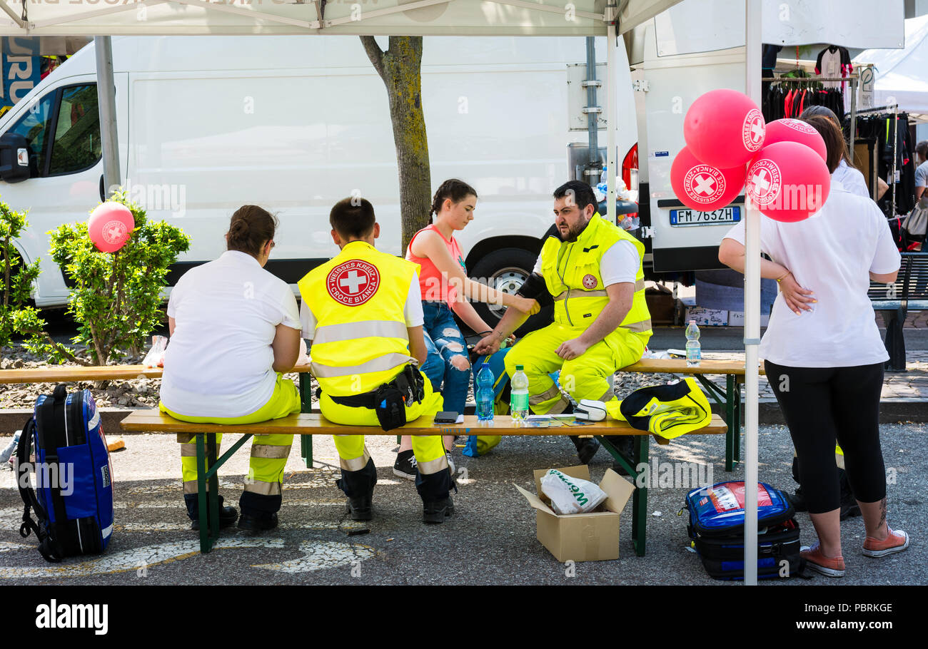 Pormotional stand croix rouge italienne Banque de photographies et d ...