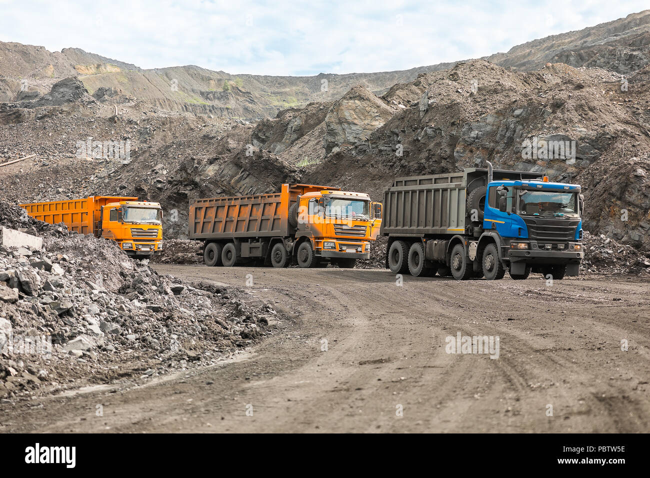 Grande carrière dump truck. Le chargement de la benne dans la roche. Chargement de charbon dans ...