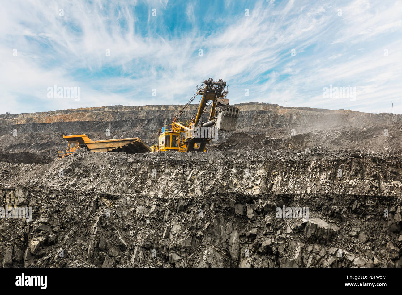 Grande carrière dump truck. Le chargement de la benne dans la roche. Chargement de charbon dans ...