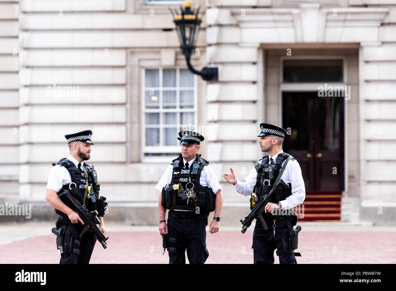 Armed police officer buckingham palace Banque de photographies et d ...