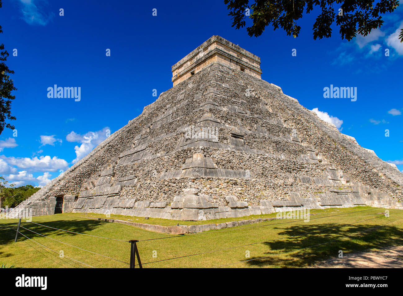 El Castillo (Temple de Kukulcan), une étape mésoaméricain-pyramide, Chichen Itza. C'était une ...