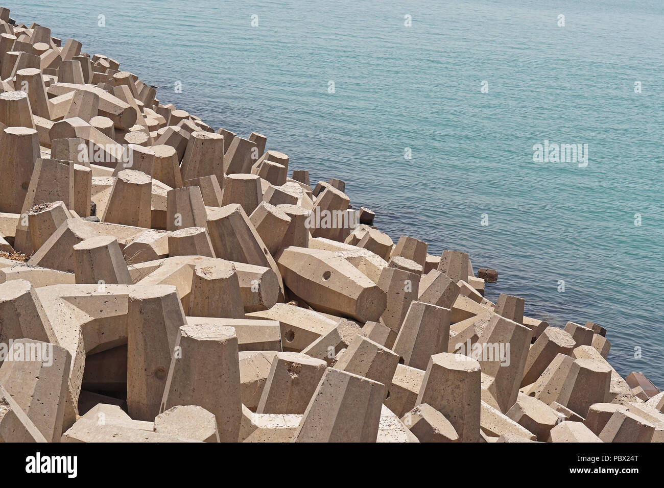 Les tétrapodes Dolos défense côte mer au Koweït Photo Stock - Alamy