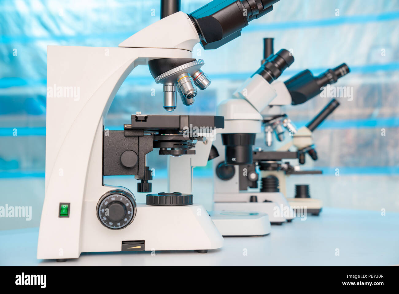 Quatre différents modèles de microscopes dans le laboratoire Photo ...