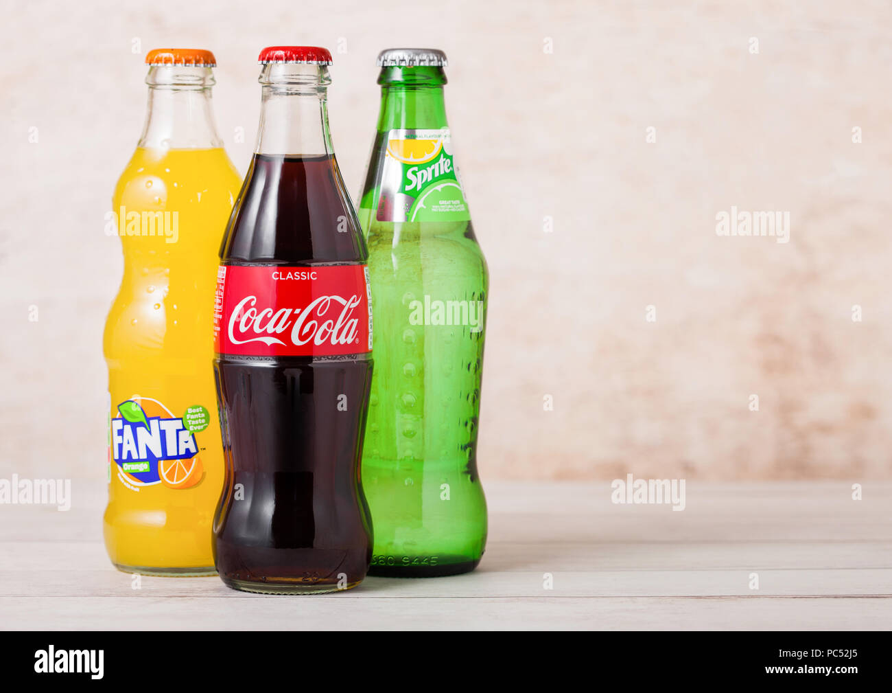 Fanta coca cola Banque d'image et photos - Page 4 - Alamy
