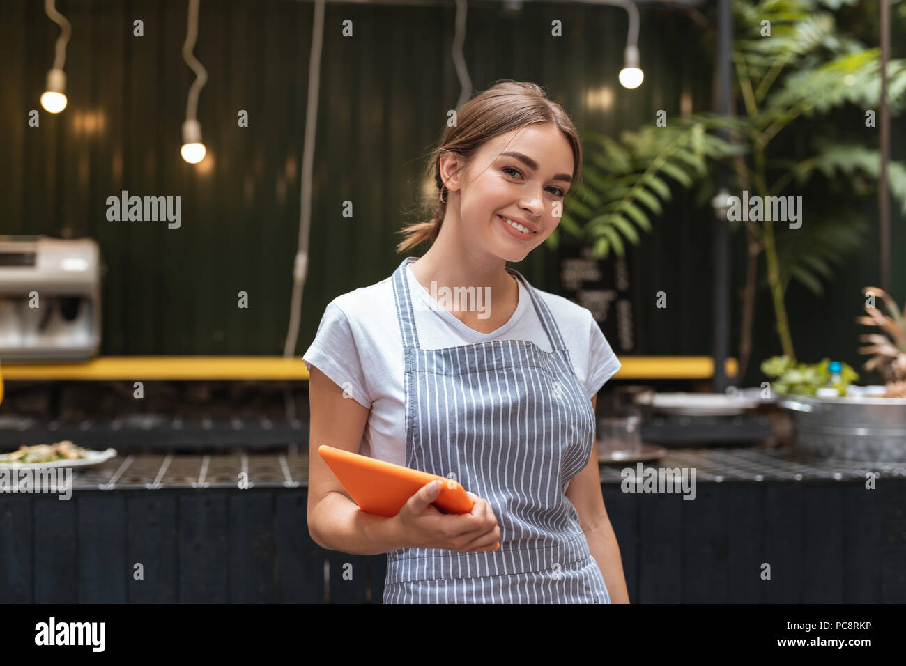 Tenue de serveuse Banque de photographies et d’images à haute ...