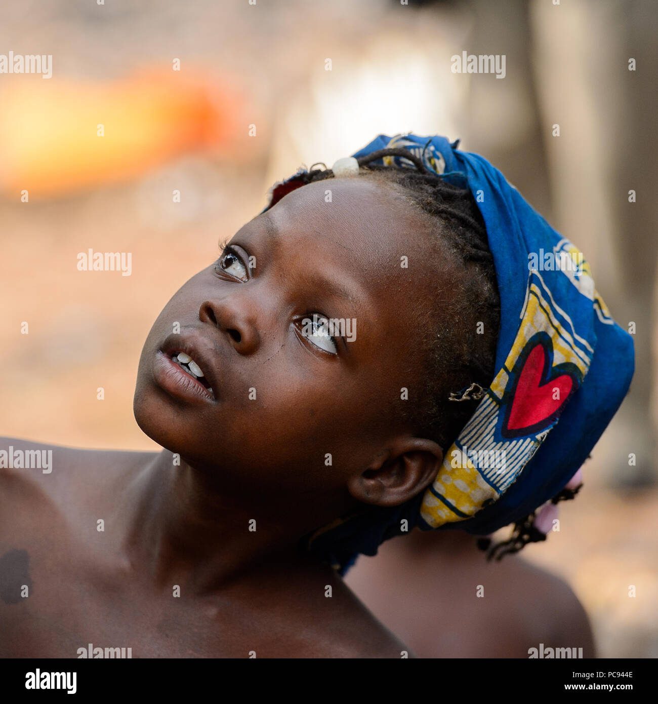 DANKOLI, BÉNIN - 12 jan 2017 : béninois non identifié belle fille ...