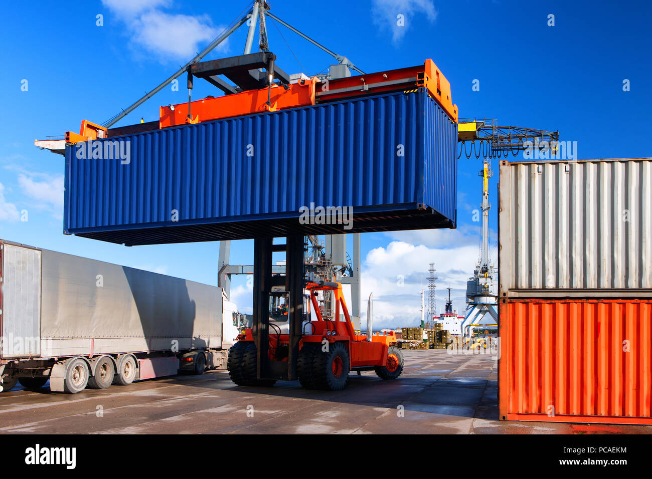 Le chargement et le déchargement de conteneurs et de camions grue ...