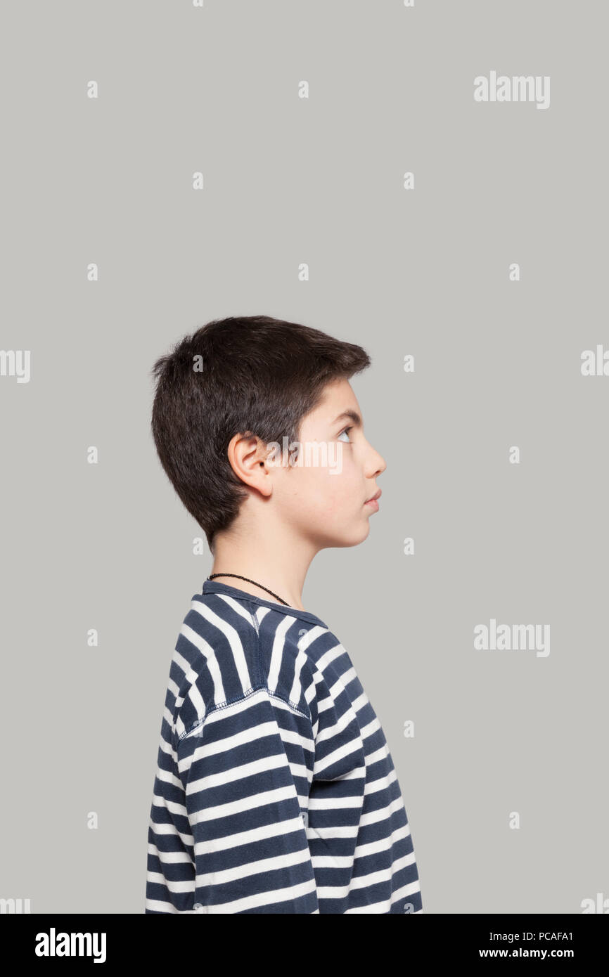 Sweet boy wearing chemise rayée, vue de profil Photo Stock - Alamy
