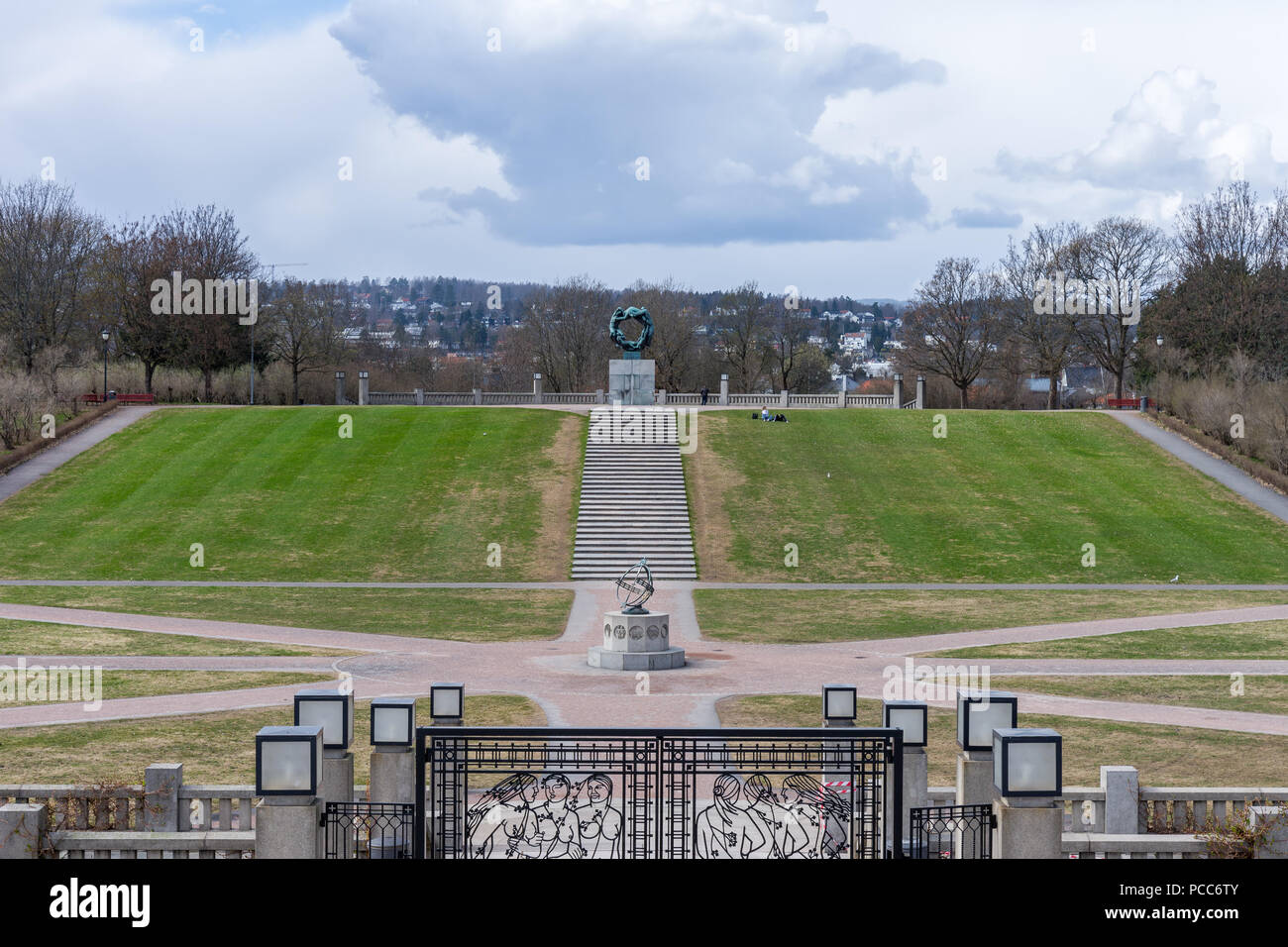 Célèbre parc Vigeland à Oslo, le parc accueille des sculptures en ...