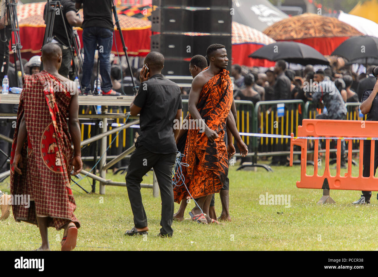 KUMASI, GHANA - Jan 16, 2017 : l'homme ghanéen non identifiés en noir ...