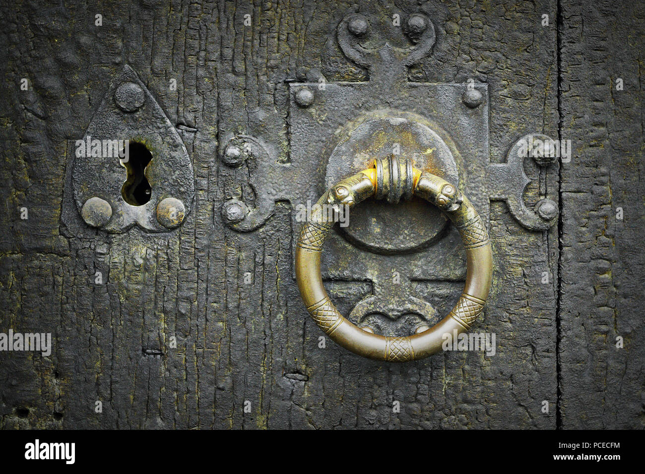 Ancien loquet métallique sur la porte en bois, bois de chêne antique ...