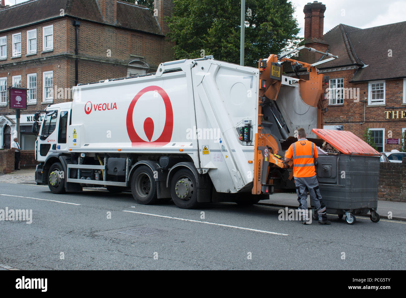 Camion Poubelle Veolia (dustcart) avec vidange d'un grand bac de ...