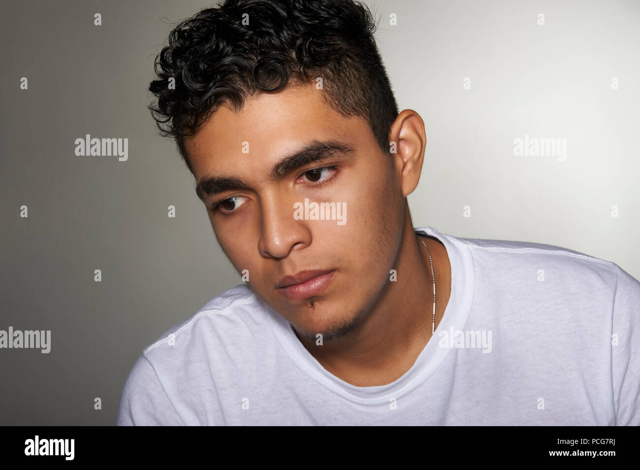 Portrait d'un jeune homme de 19 ans, portant un t-shirt blanc ... Portrait d'un jeune homme de 19 ans, portant un t-shirt blanc ...