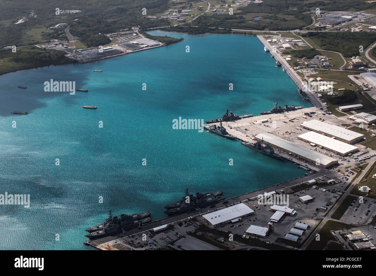 APRA HARBOUR, Guam (5 mars 2016) - Une vue aérienne de dessus Base ...