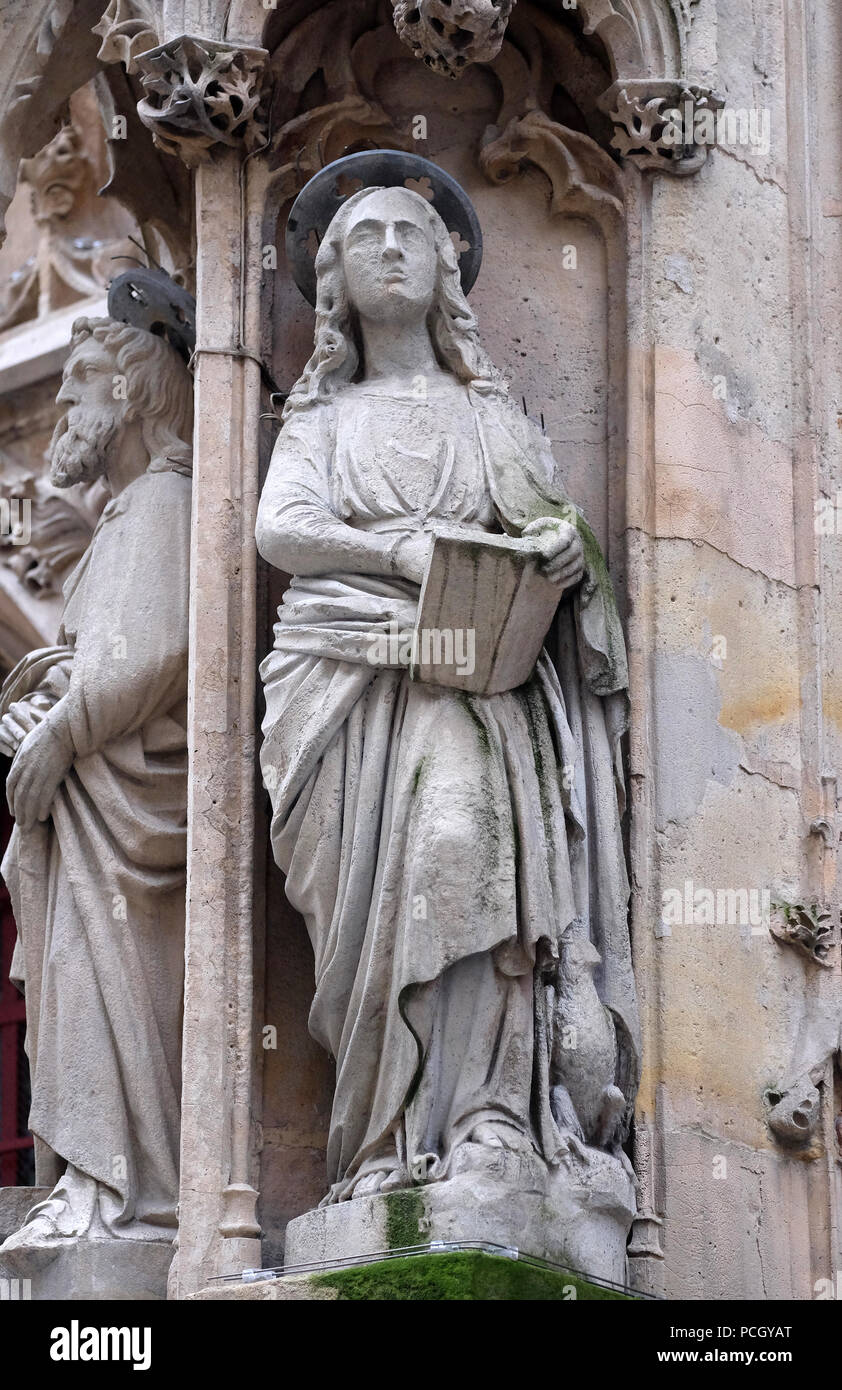 Saint Jean l'Apôtre, statue sur le portail de l'église Saint Merri ...