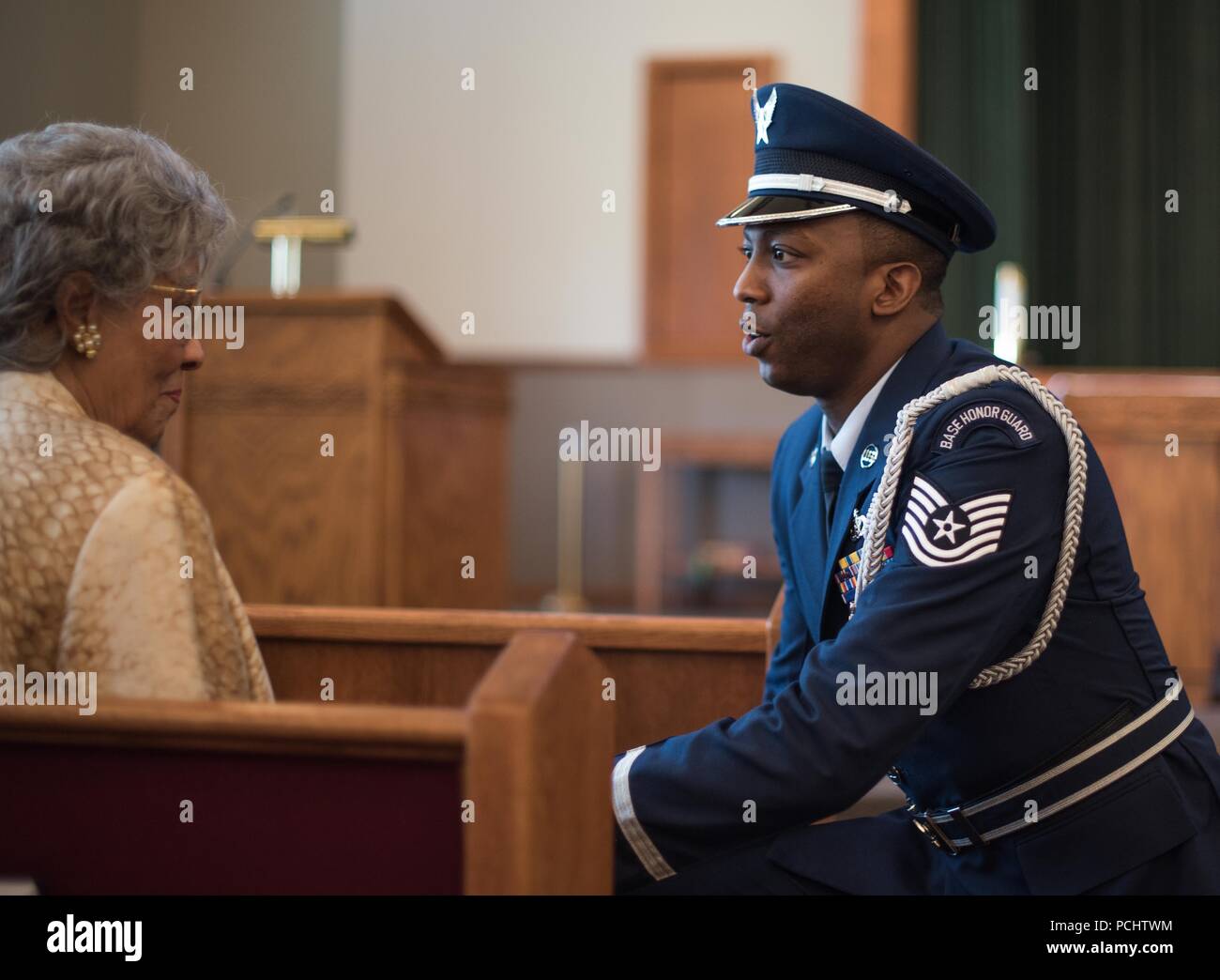 Tech. Le Sgt. Kenneth Milton, 22e Escadron de soutien de la Force sur ...